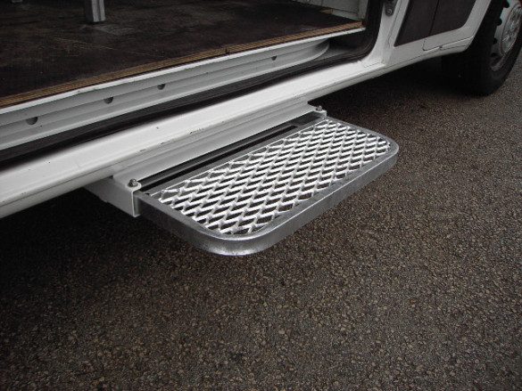 Marchepied latéral rétractable 640x250 tôle alu. Damier MAN TGE L4H3